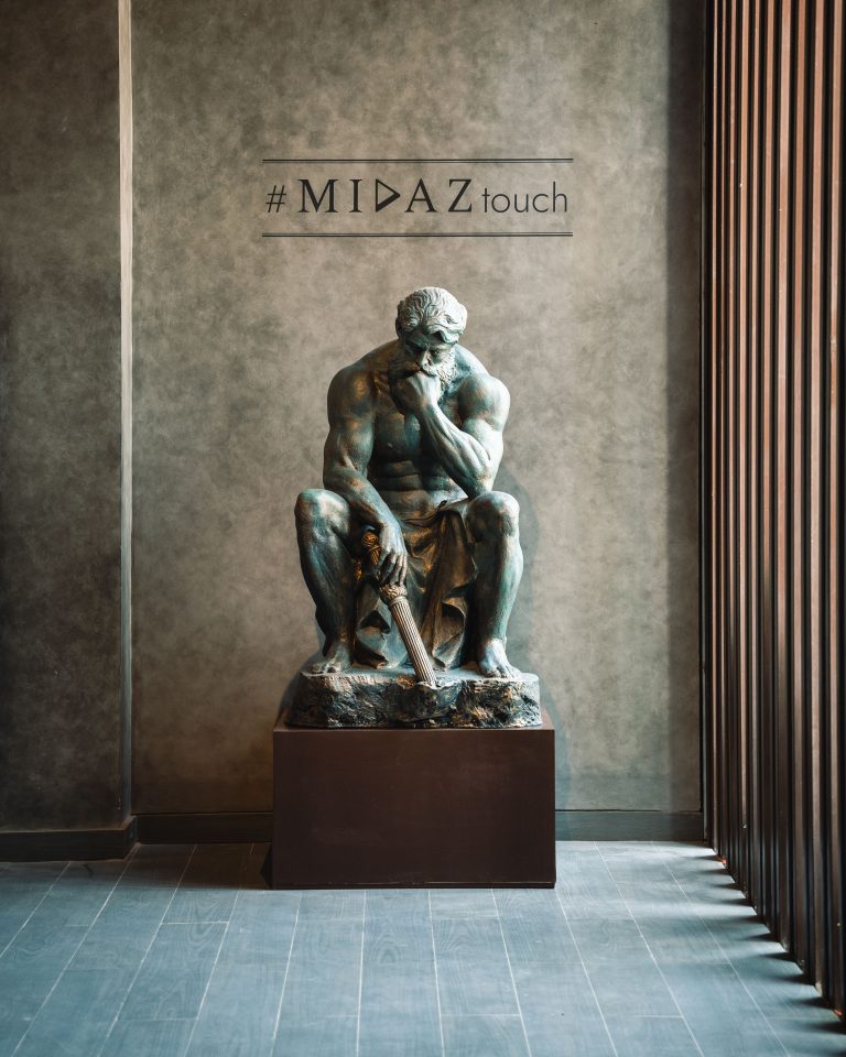 Enjoy Drinks at Midaz's Modern Bars Near Senayan Golf Course - Midaz